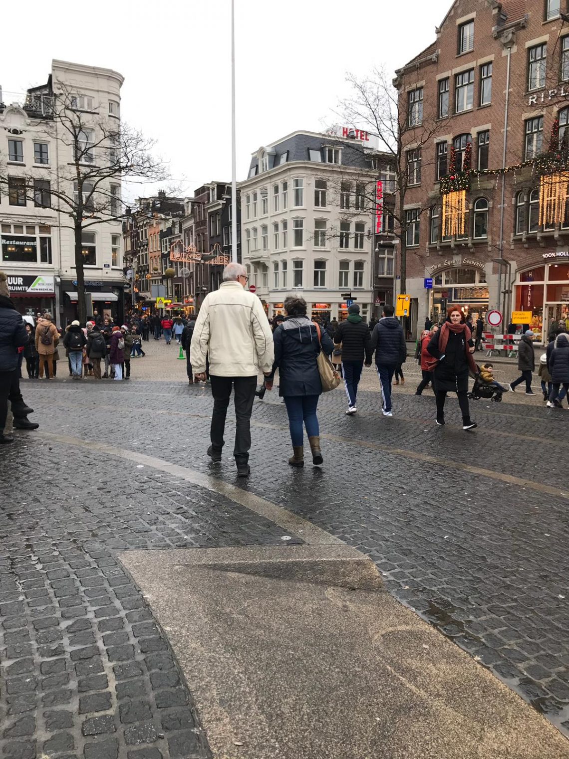 de eerste etappe van het Floris de Vijfde pad, vrouw op pad ...